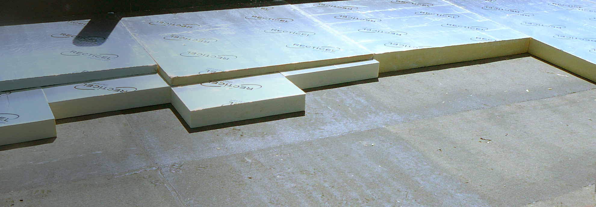 L'isolation pour toiture plate avec forme de pente intégrée | Recticel ...